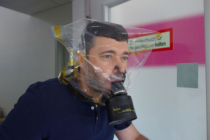 EKASTU Safety Fluchtfiltergerät mit Haube escABEK-P3 mit Gurthalterung ...