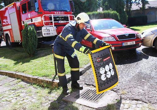 DENIOS Faltbare Kanalabdeckung für horizontale und vertikale Abläufe ...