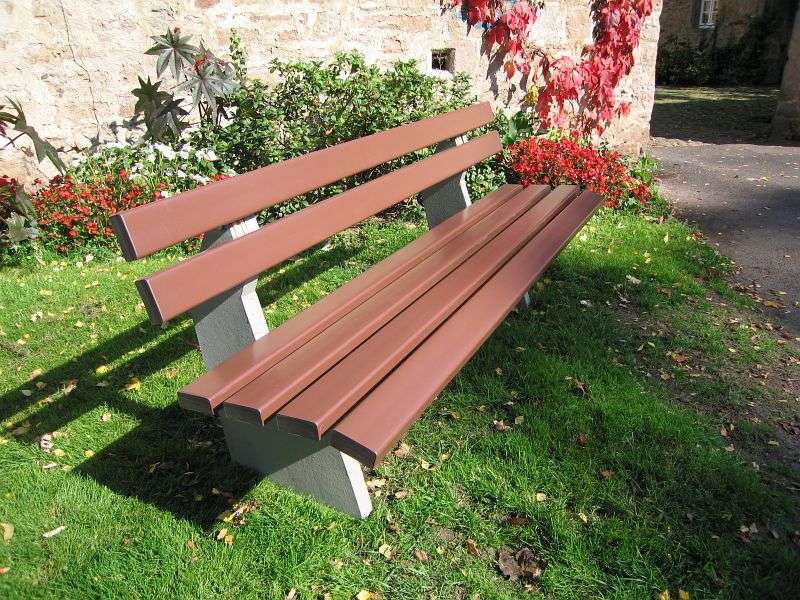 Lignit Bank mit Betonfüßen zum Eingraben bzw. Einbetonieren PVC-Latten ...